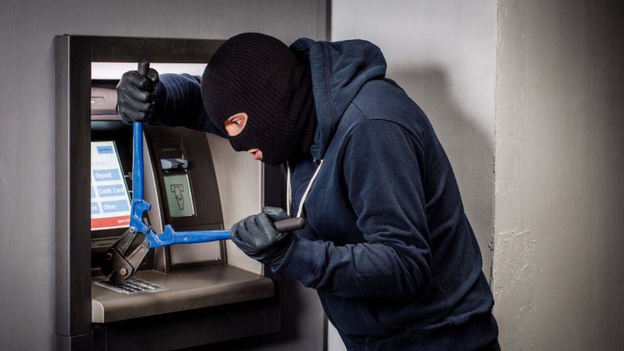 ATM Theft : |ఏటీఎంలో రూ.30 లక్షలు ఎత్తుకెళ్లిన దొంగలు..